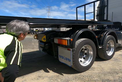 Heavy vehicle trailer coupling course
