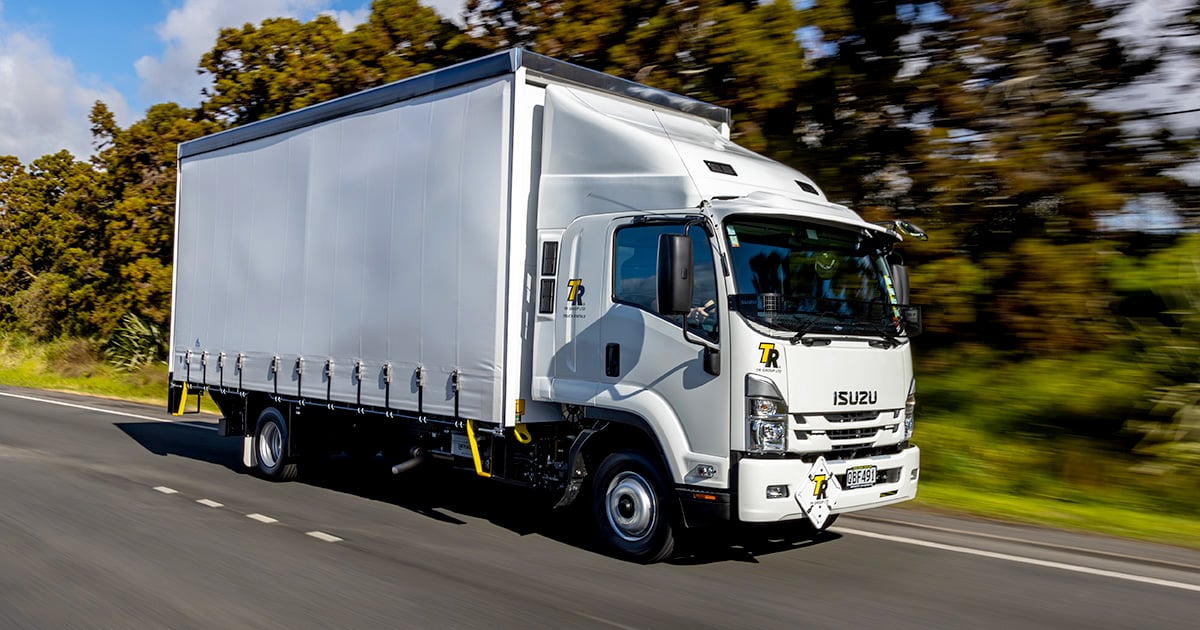 Isuzu 4x2 Curtainsider with Palfinger Taillift Training