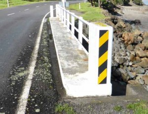 Marking the edge of the road with markers and cat's eyes