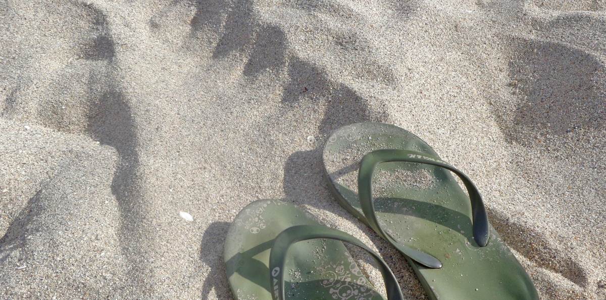 Is it legal to wear jandals or flip-flops when driving?