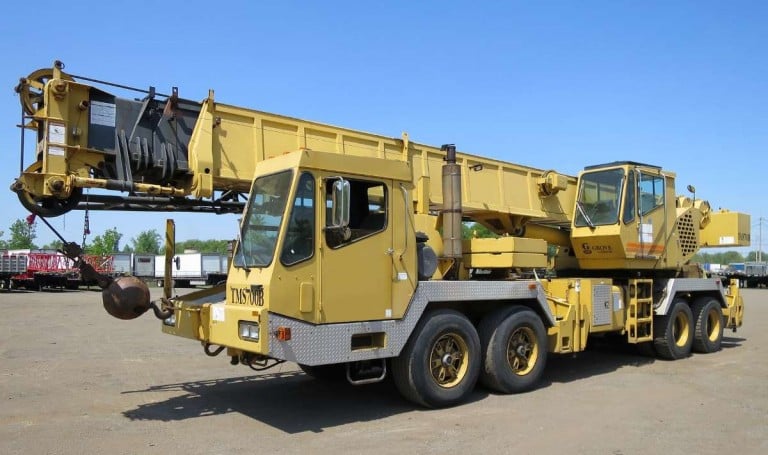 What is a mobile crane?