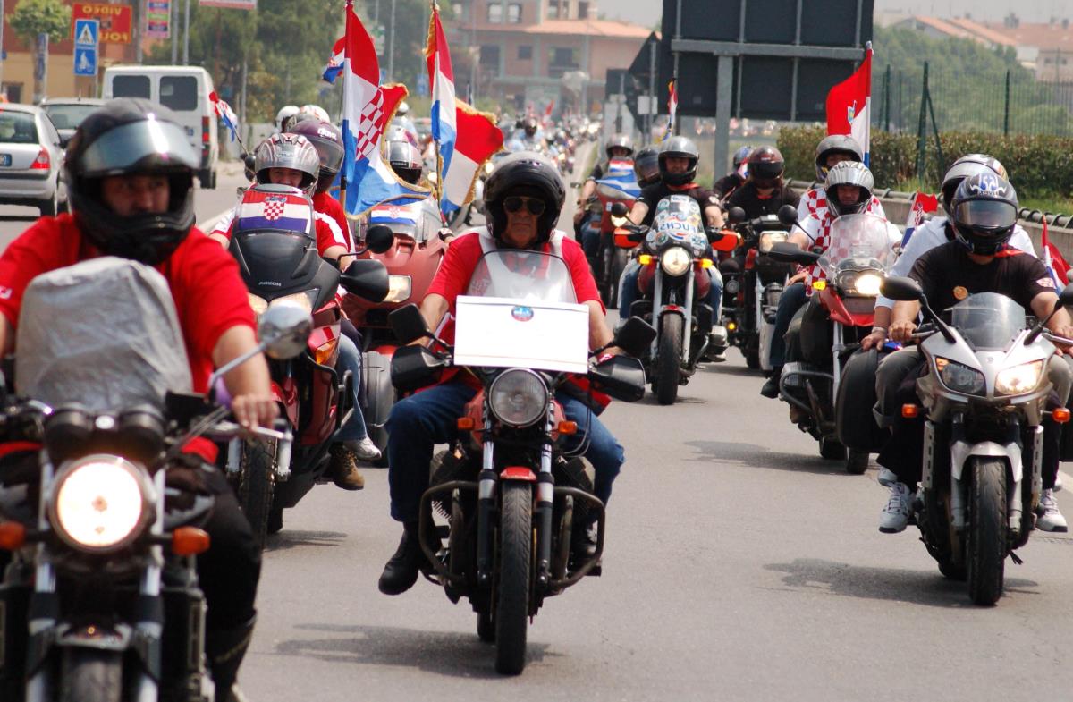 Group riding on a motorbike - advice to stay safe