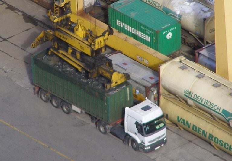 A guide to load securing devices, load restraints and lashings