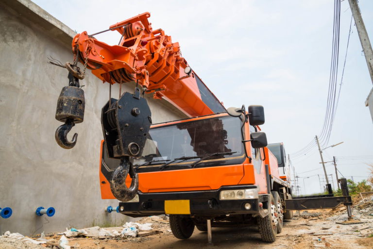 What is a mobile crane?