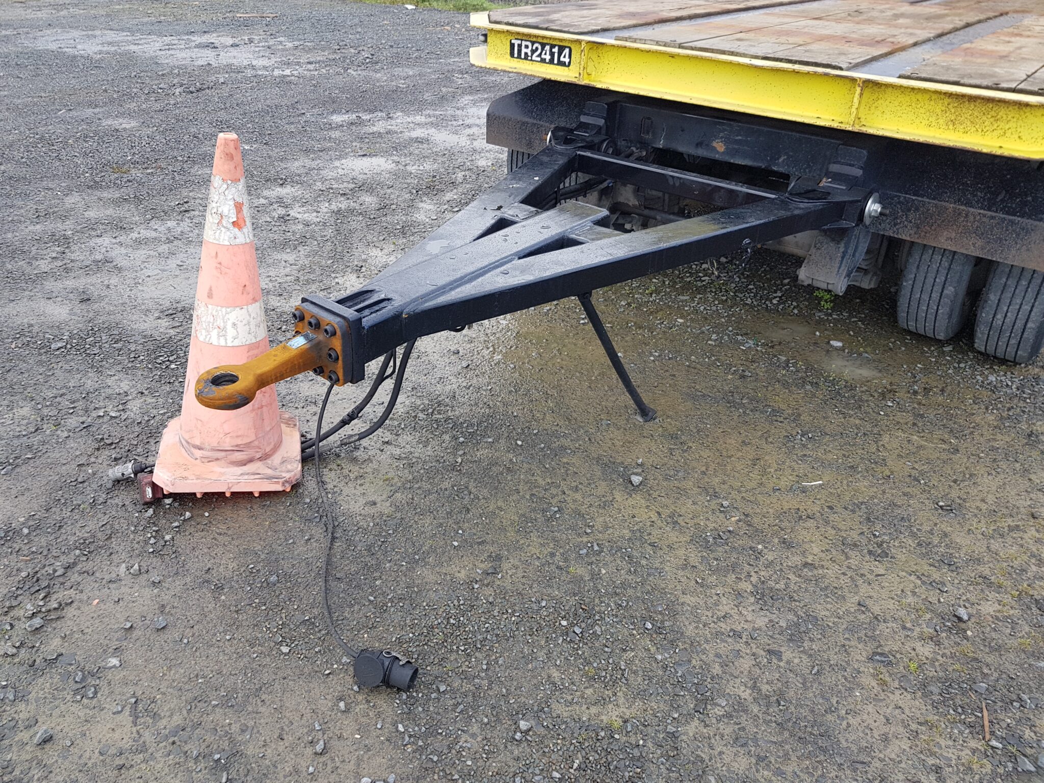 How truck drivers damage trailer drawbars and couplings