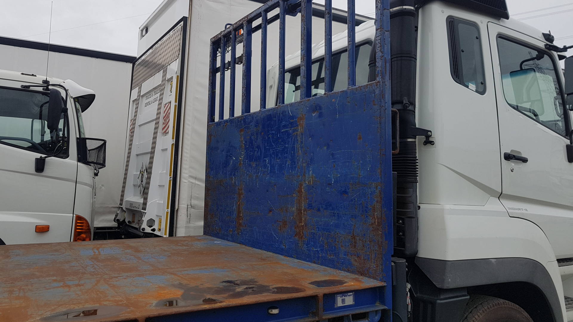 What is a flat deck truck or trailer?