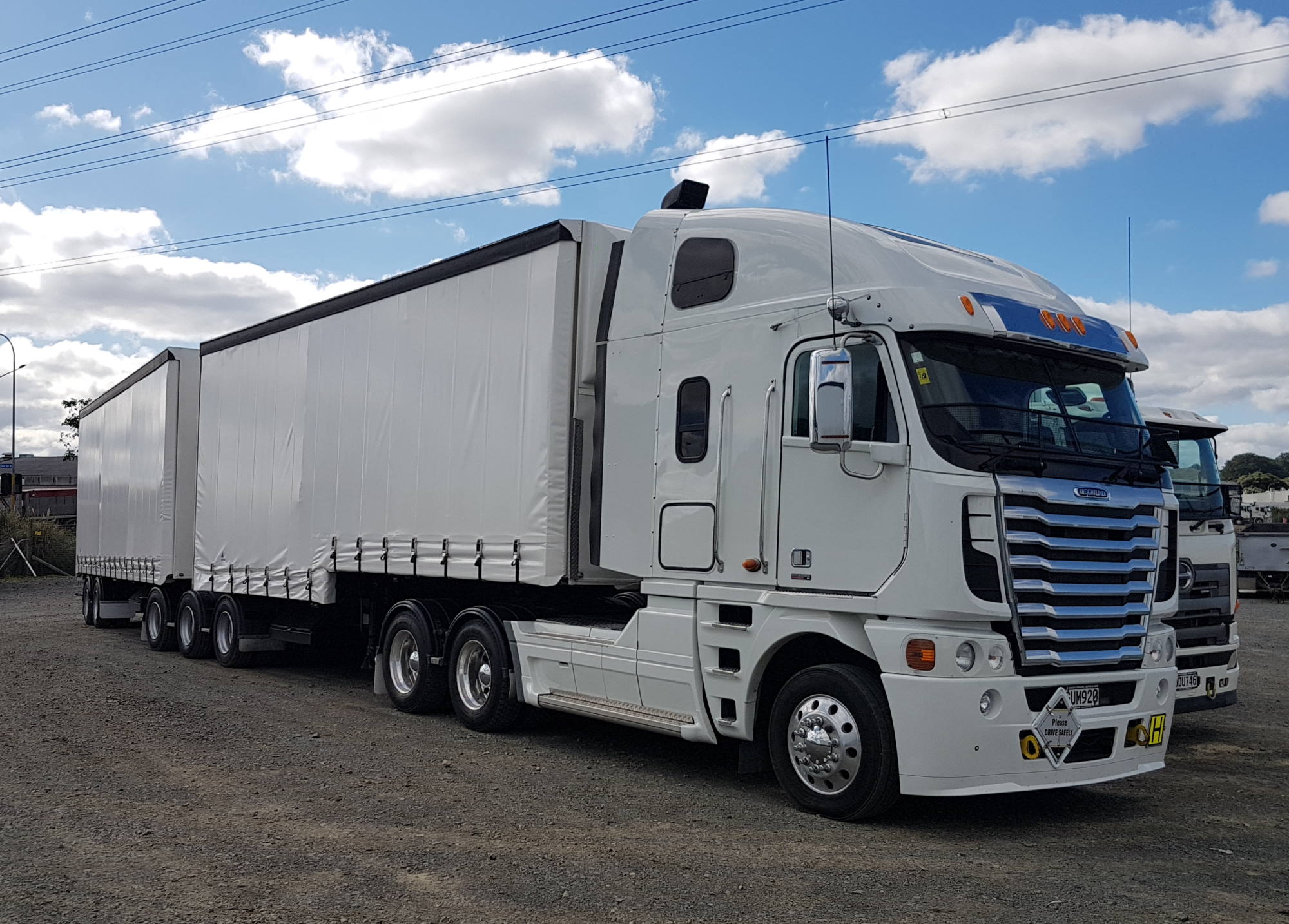 Cab-over vs bonneted (conventional) trucks: which one is better?