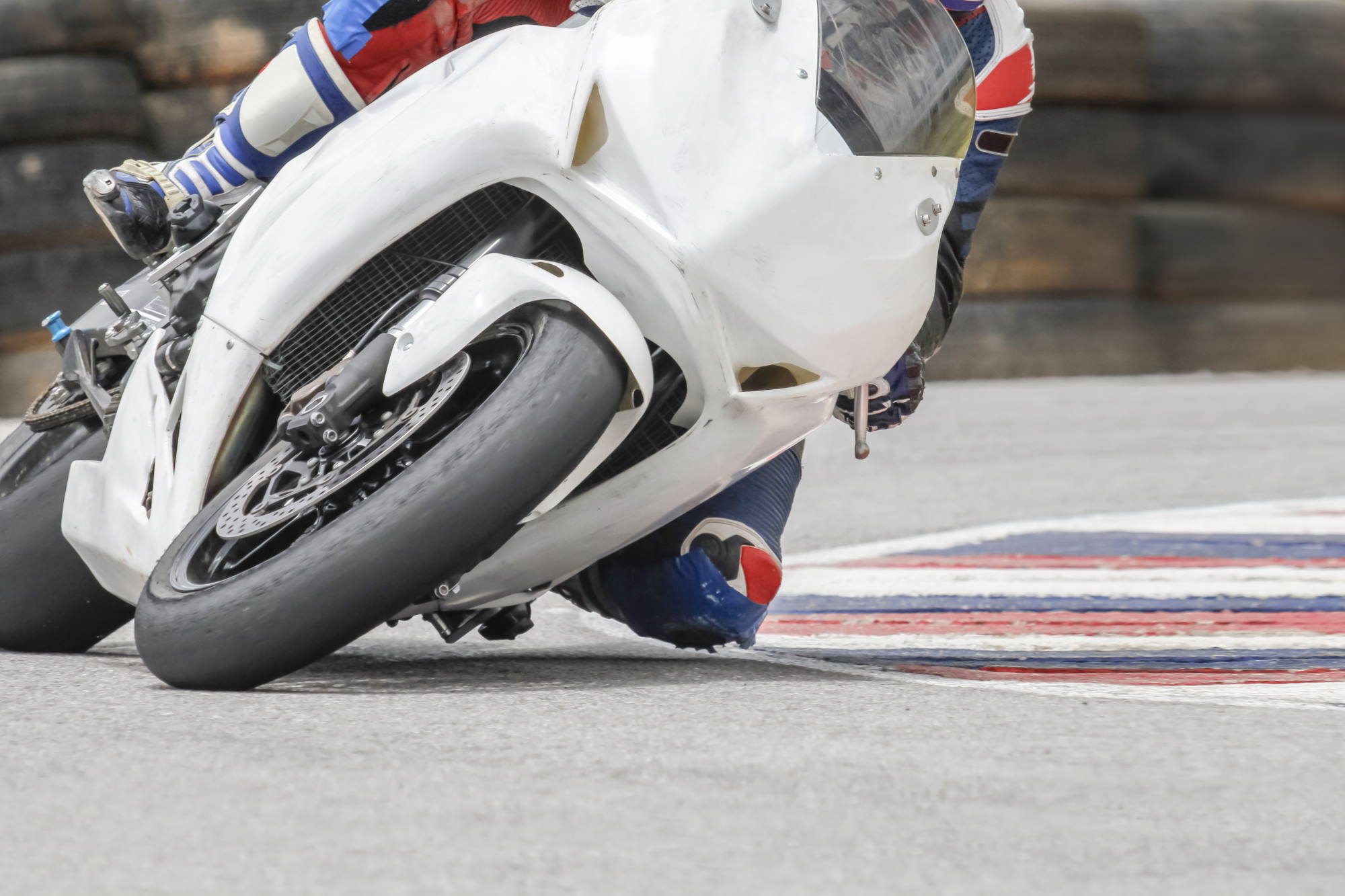 How Do You Turn A Corner On A Motorbike
