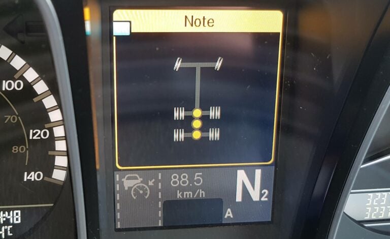 How do power dividers work on a truck?