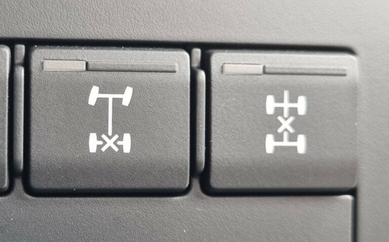 How do power dividers work on a truck?