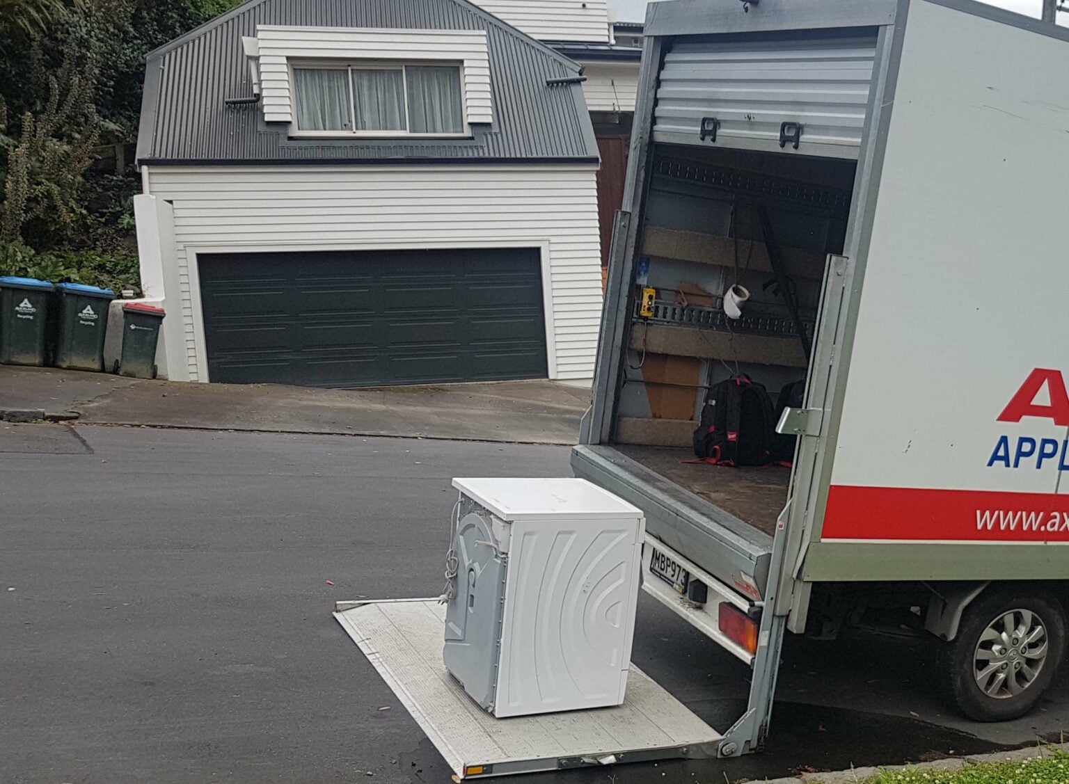 Should you choose a cantilever, column or folding tail lift?