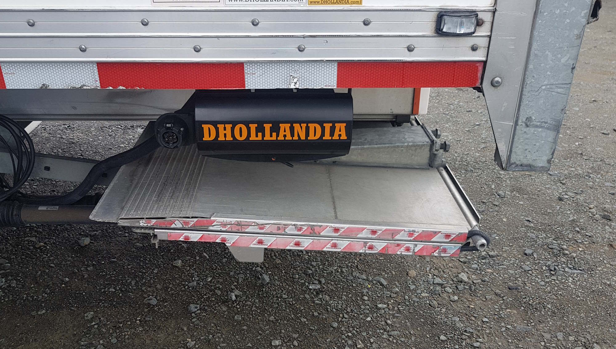 Should you choose a cantilever, column or folding tail lift?