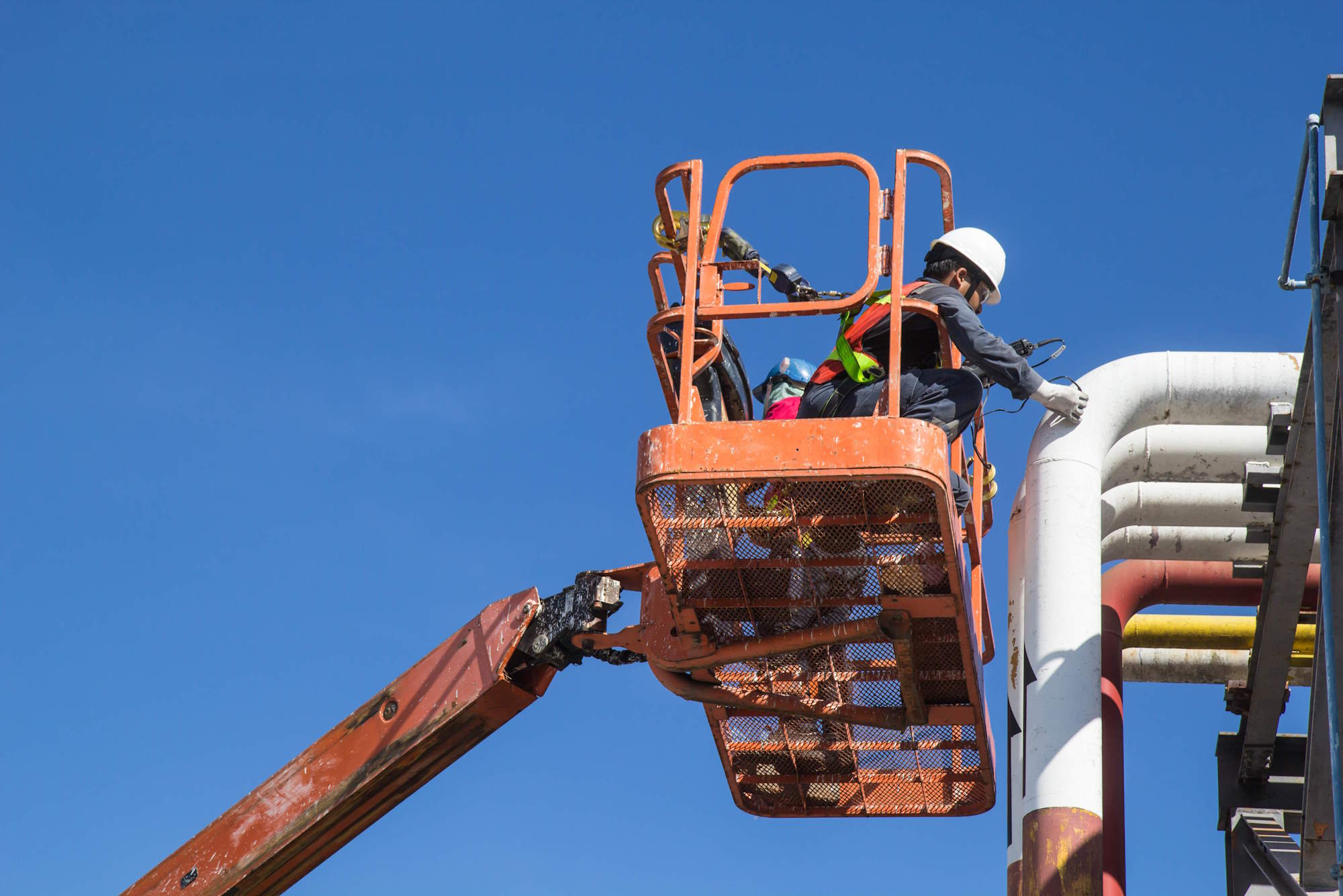 How to avoid trapping and crushing injuries when using a scissor lift ...