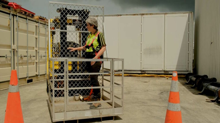 Safe use of work platforms (personnel cages) on forklifts
