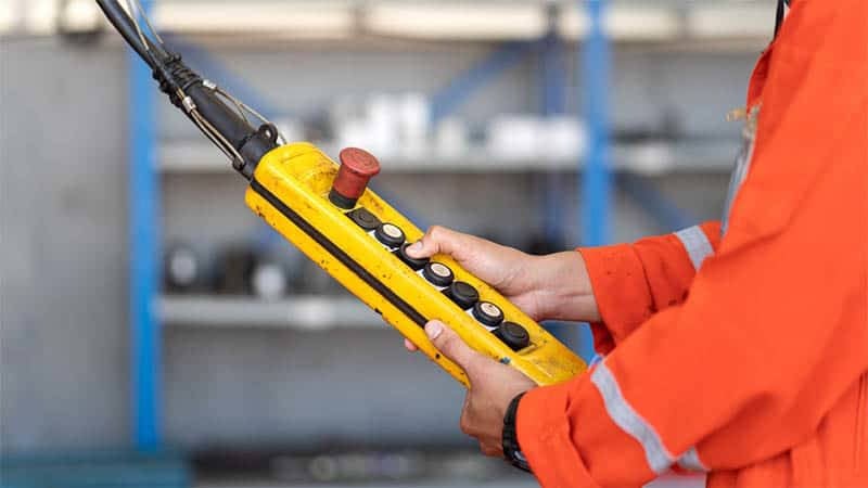 Radio Control Systems vs. Pendant Controls for Gantry Cranes